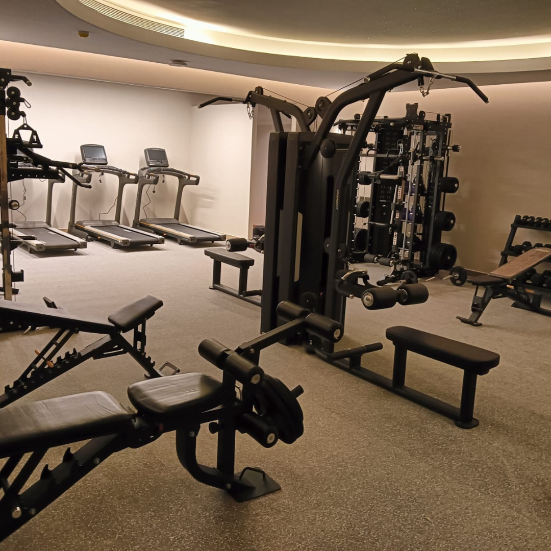 Choosing Between Free Weights and Machines: Pros and Cons – AlQudra ...